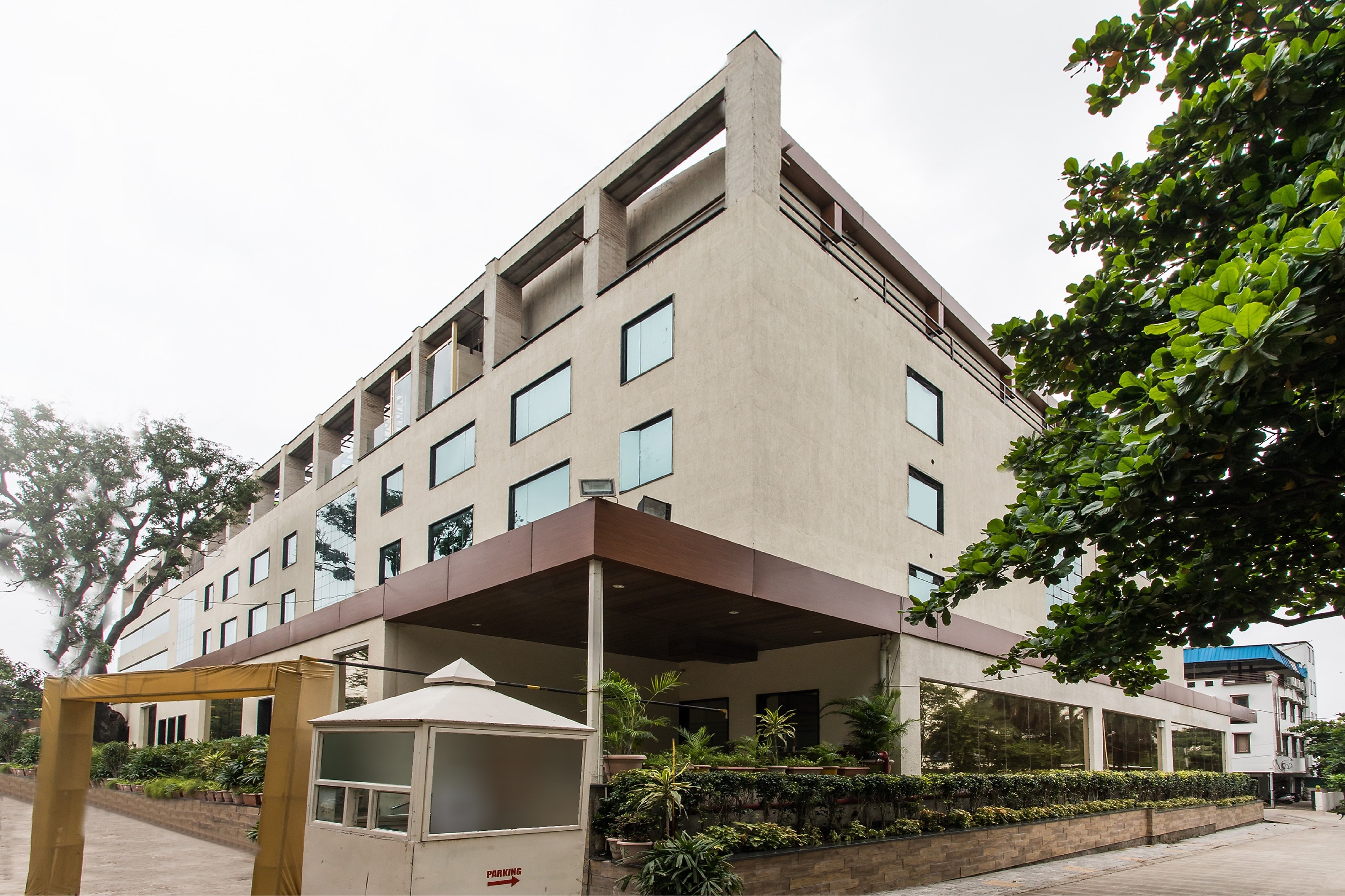 Hotel Solaris 𝗕𝗢𝗢𝗞 Indore Hotel 𝘄𝗶𝘁𝗵 𝗙𝗥𝗘𝗘 𝗖𝗮𝗻𝗰𝗲𝗹𝗹𝗮𝘁𝗶𝗼𝗻
