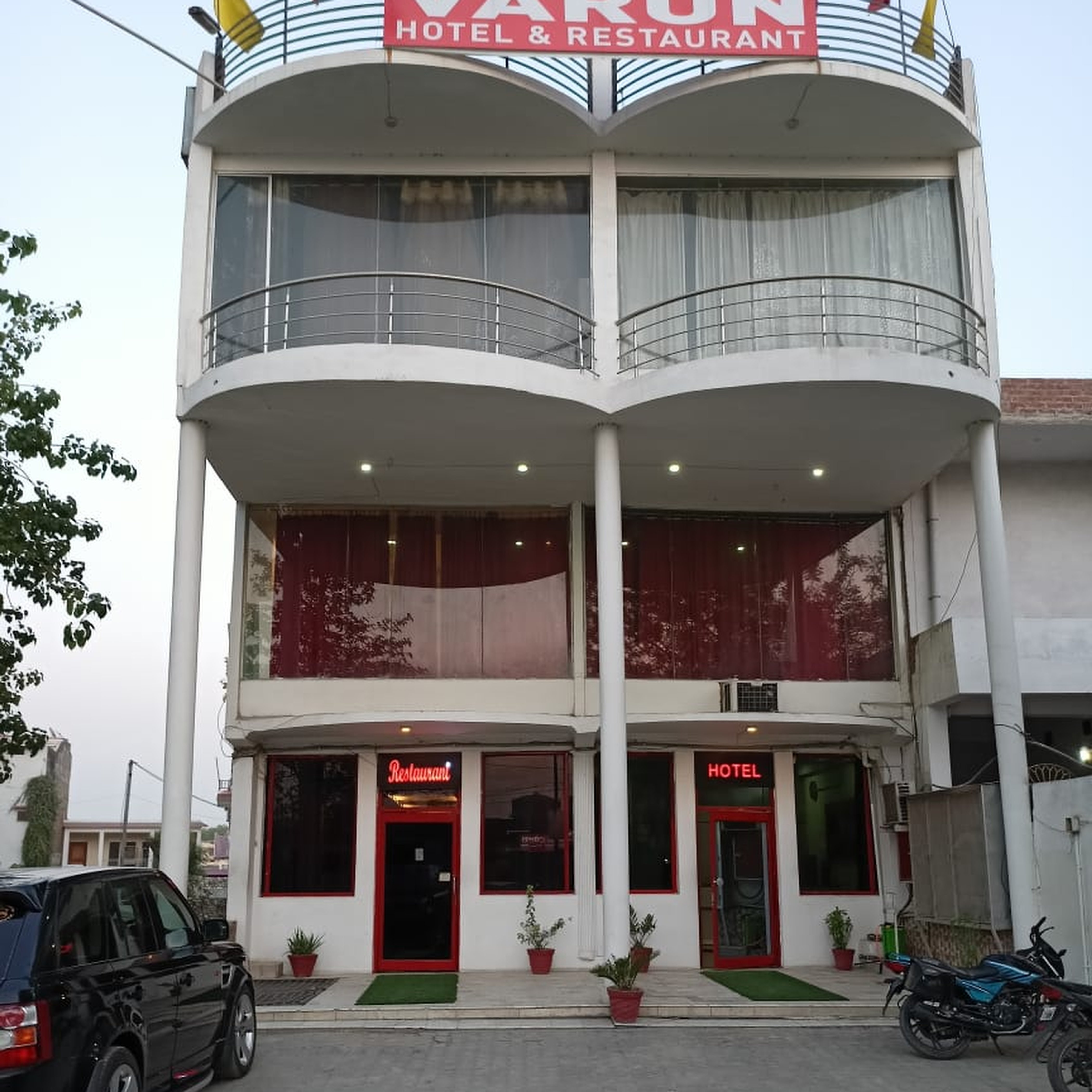 Hotel Varun and Restaurant By WB Hotels Jaunpur UP 𝗕𝗢𝗢𝗞 Jaunpur Hotel