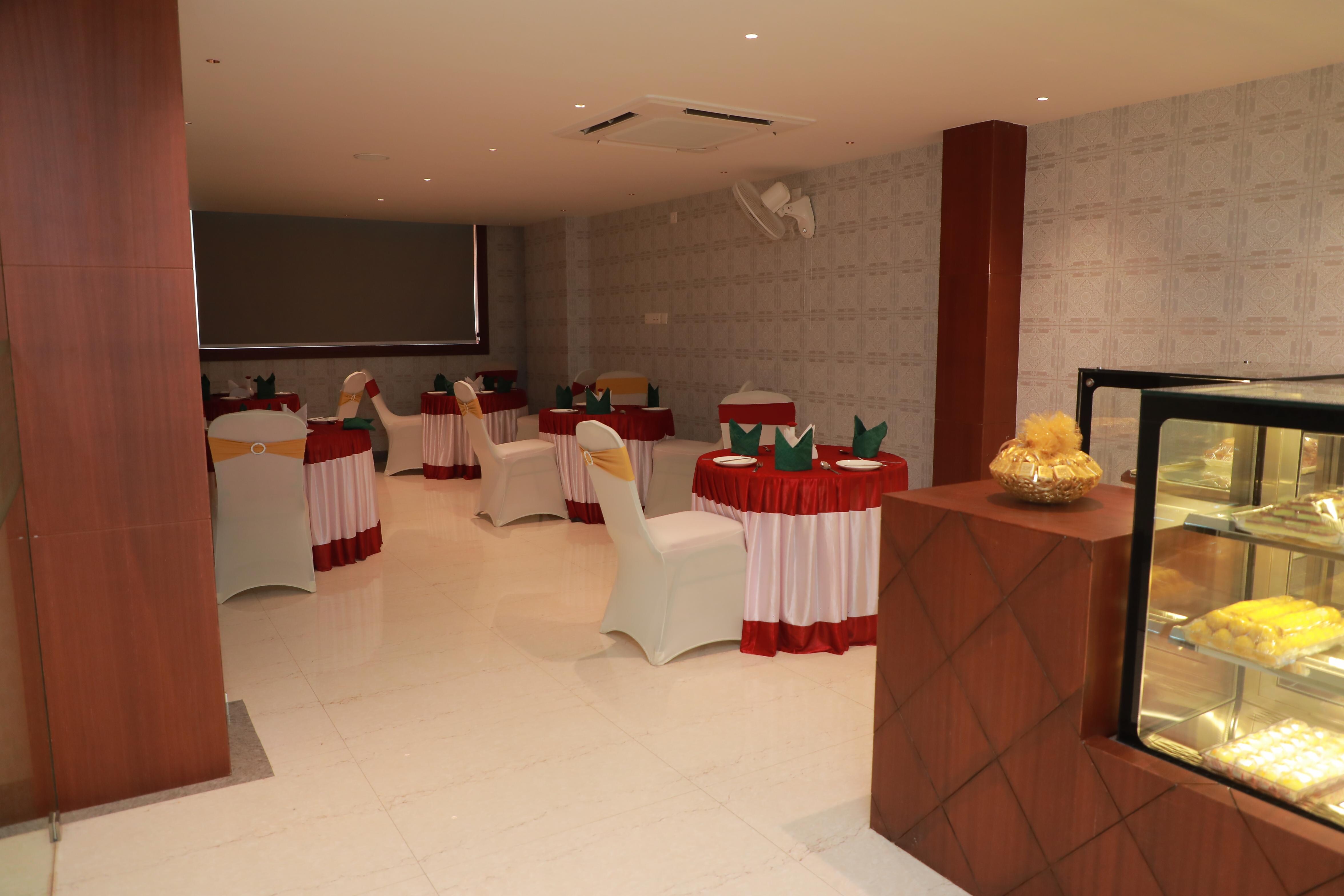 Nesma Palace 𝗕𝗢𝗢𝗞 Thalasserry Hotel 𝘄𝗶𝘁𝗵 𝗙𝗥𝗘𝗘 𝗖𝗮𝗻𝗰𝗲𝗹𝗹𝗮𝘁𝗶𝗼𝗻