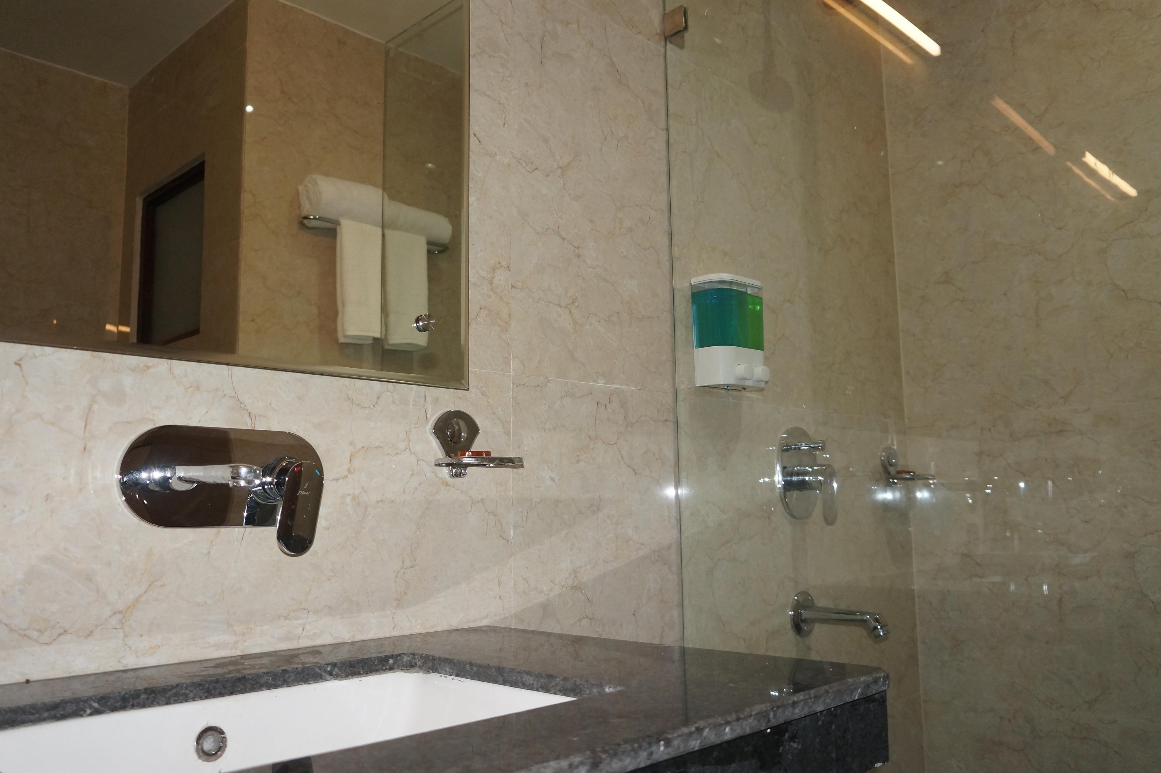 Neel Clarks Inn Express 𝗕𝗢𝗢𝗞 Agra Hotel 𝘄𝗶𝘁𝗵 𝗙𝗥𝗘𝗘 𝗖𝗮𝗻𝗰𝗲𝗹𝗹𝗮𝘁𝗶𝗼𝗻