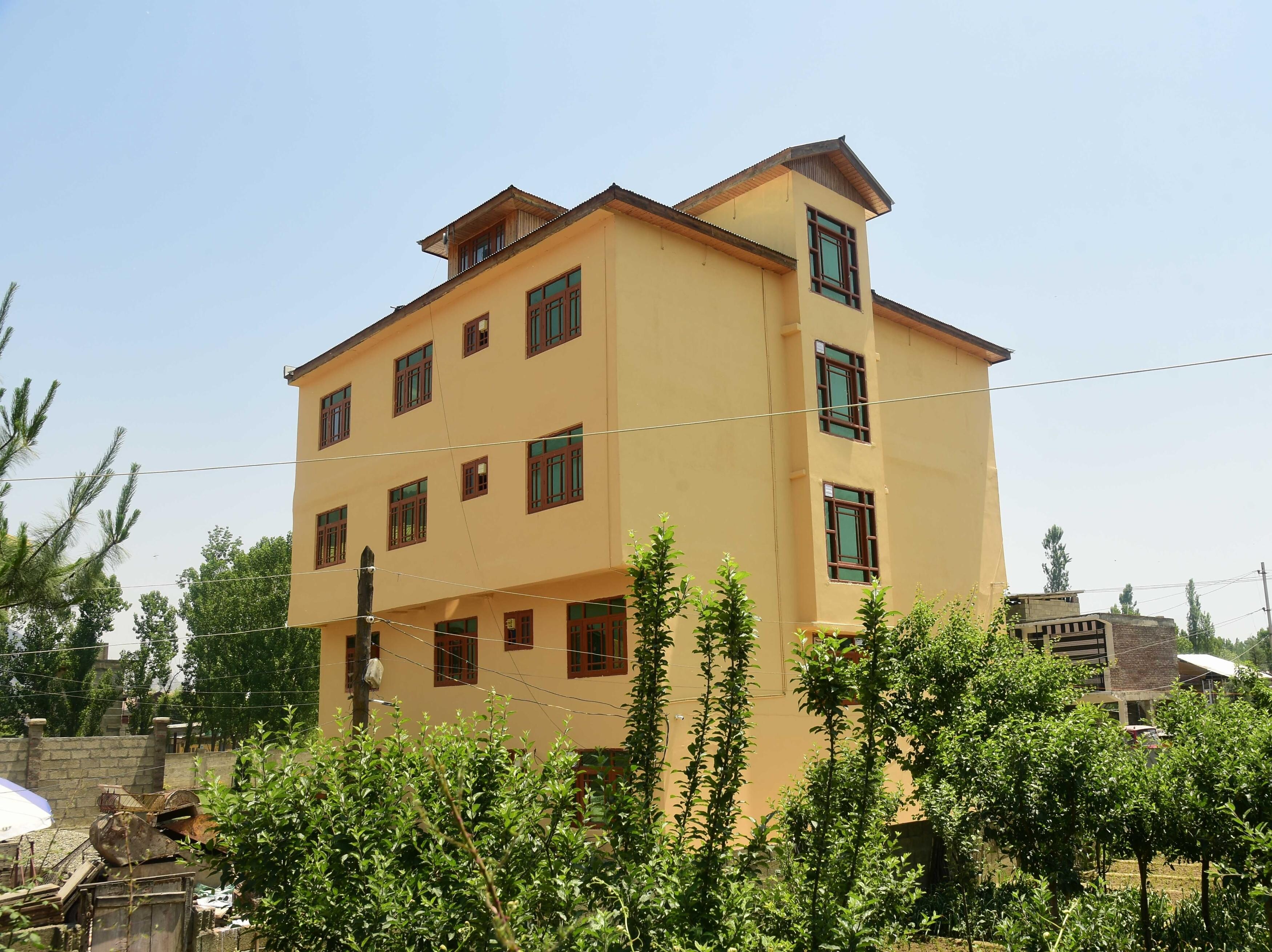 Heevan Houseboat Best Rates on Srinagar Hotel Deals, Reviews & Photos