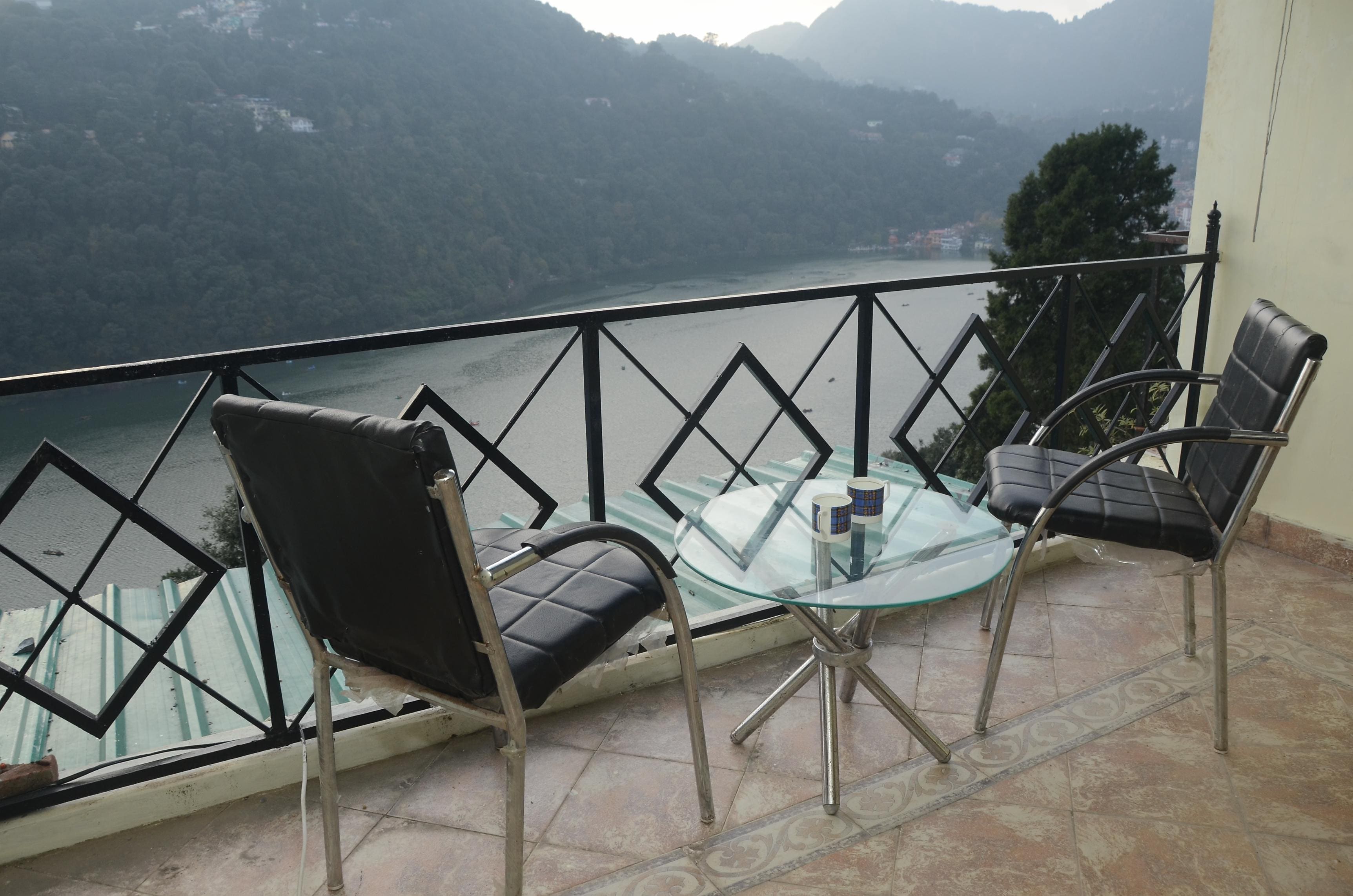 2BK Lake View Studio Apartment With Private Terrace 𝗕𝗢𝗢𝗞 Nainital Homestay