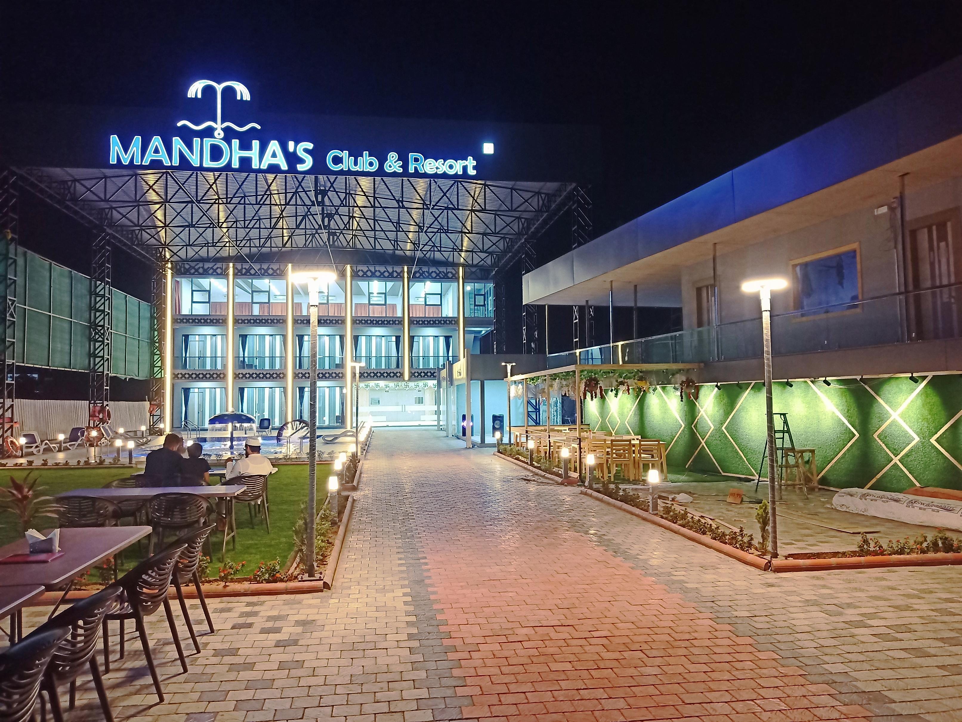 Mandhas Club and Resort 𝗕𝗢𝗢𝗞 Palsana Hotel