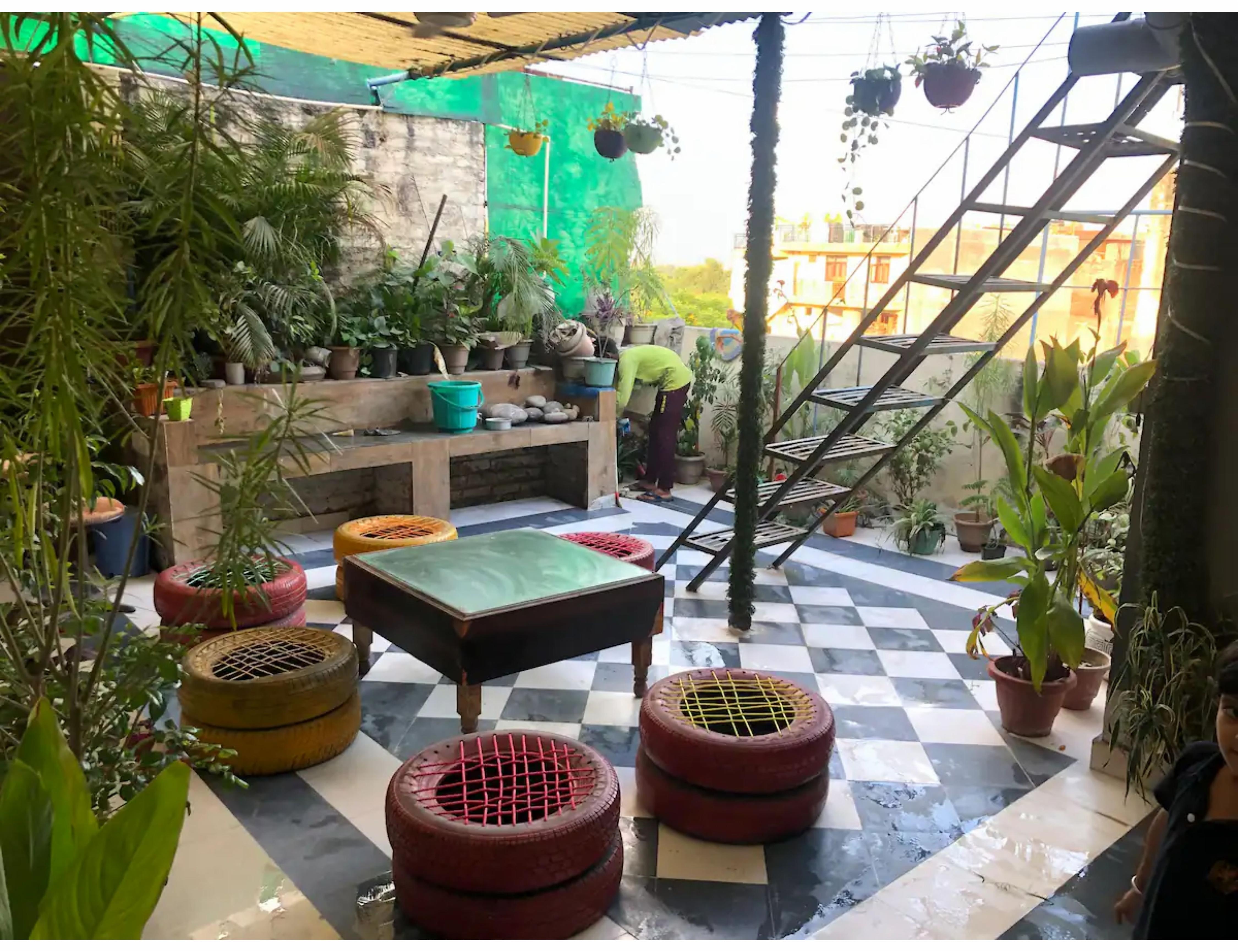 studio apartment close to Saket metro and Max Saket Hospital 𝗕𝗢𝗢𝗞 Delhi ...