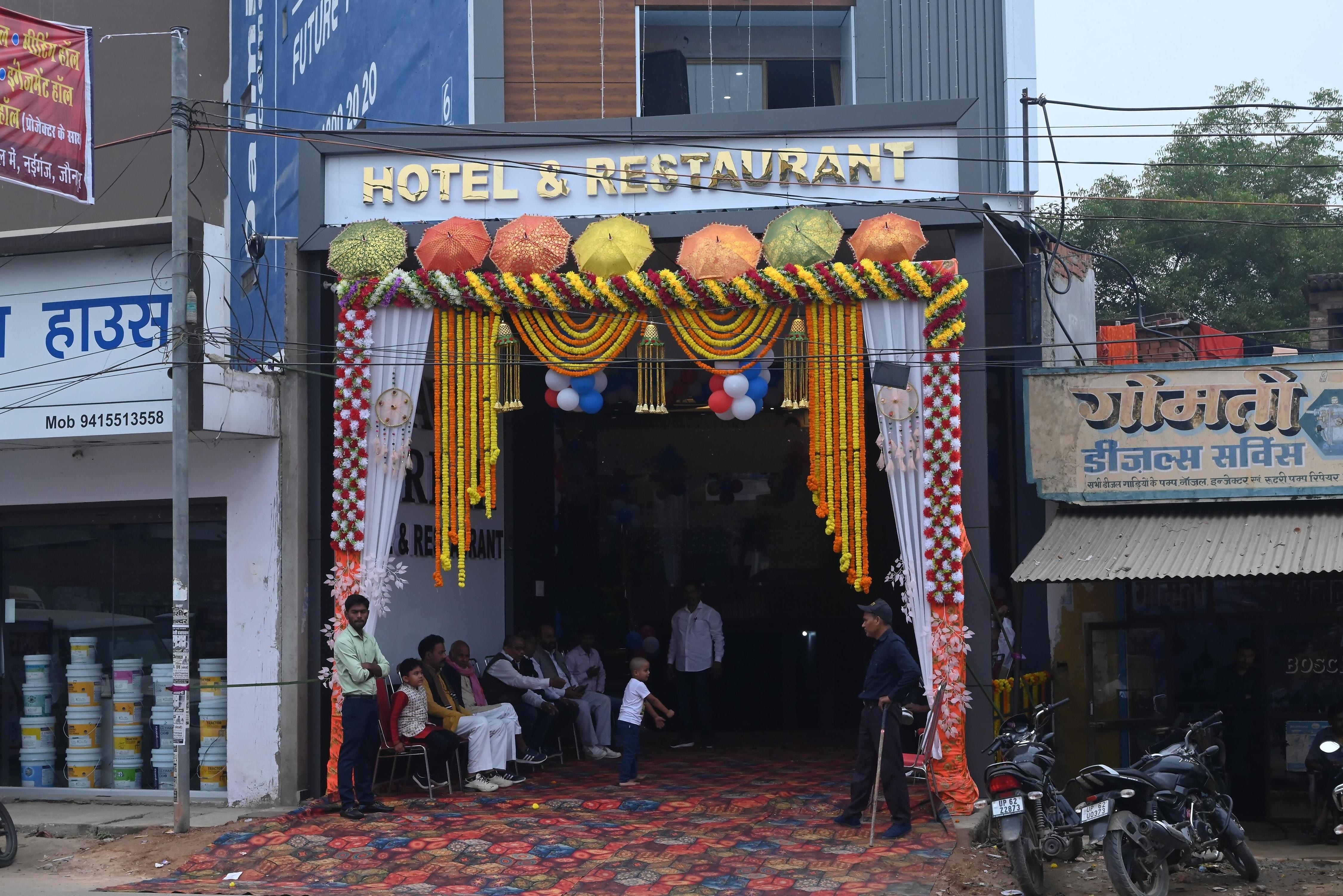 Hotel Bhavya Darbar and restaurant 𝗕𝗢𝗢𝗞 Jaunpur Hotel