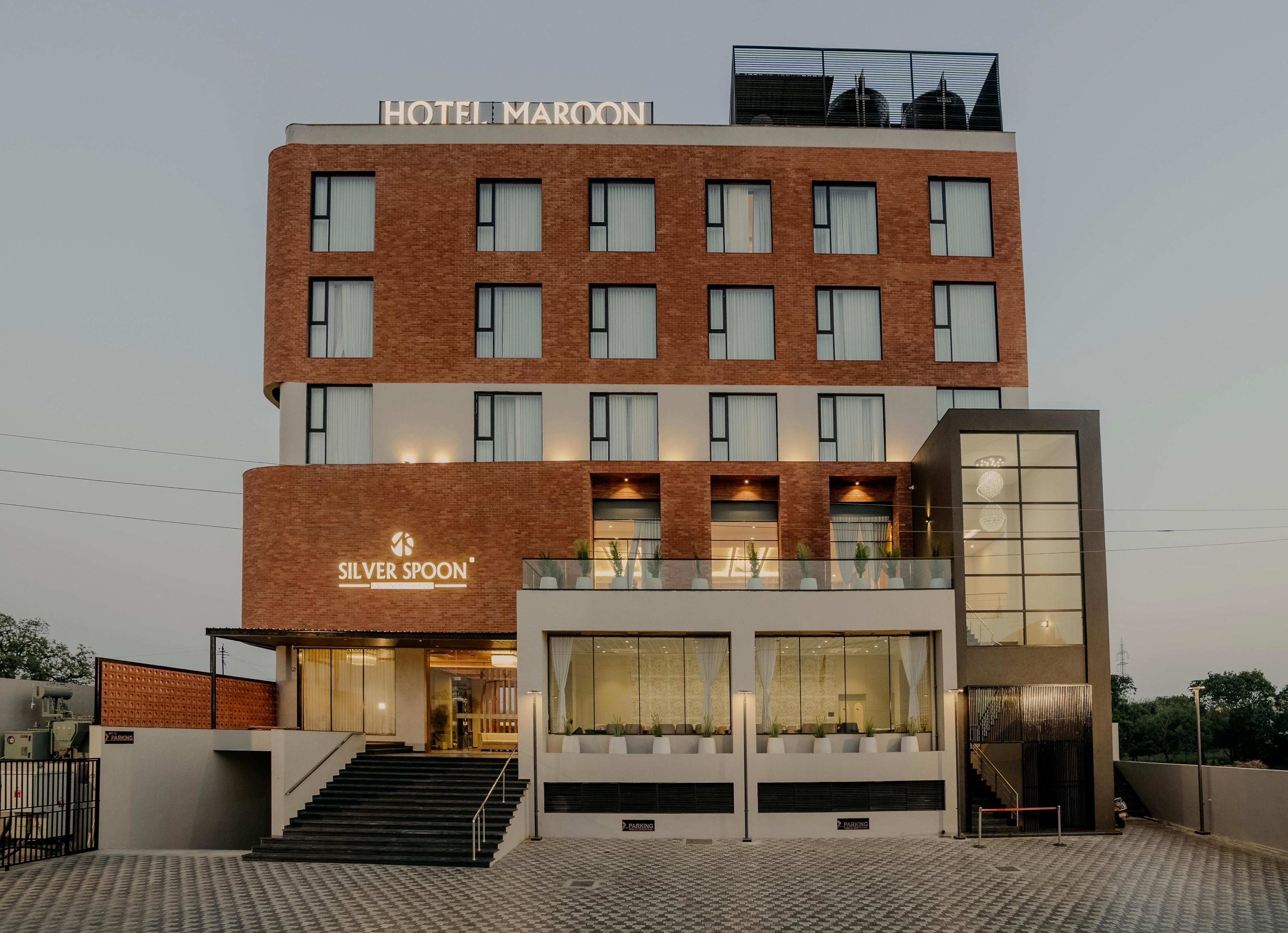 Hotel Maroon 𝗕𝗢𝗢𝗞 Godhra Hotel