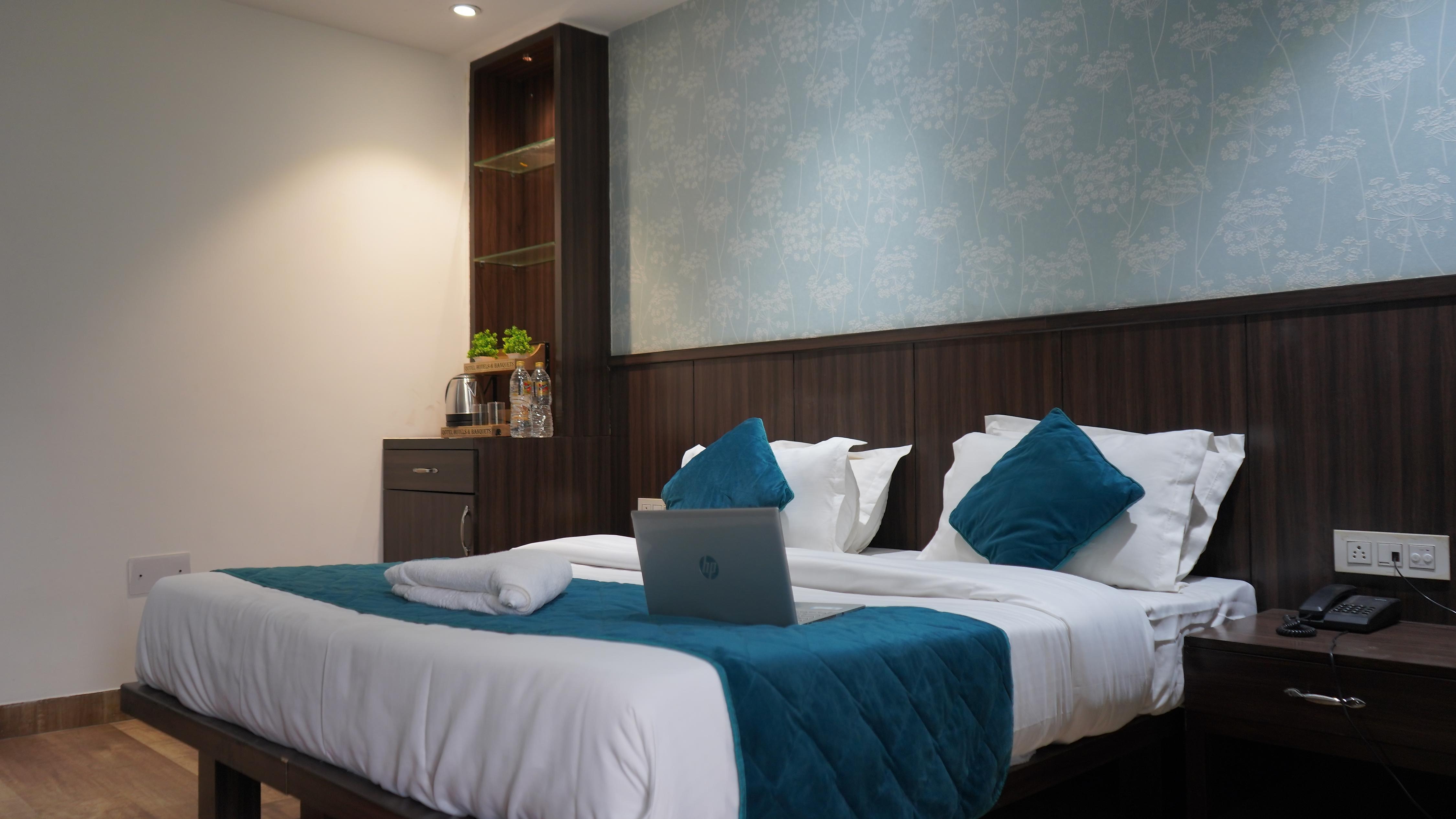 Qotel Hotel Rajouri Garden Couple Friendly 𝗕𝗢𝗢𝗞 Delhi Hotel