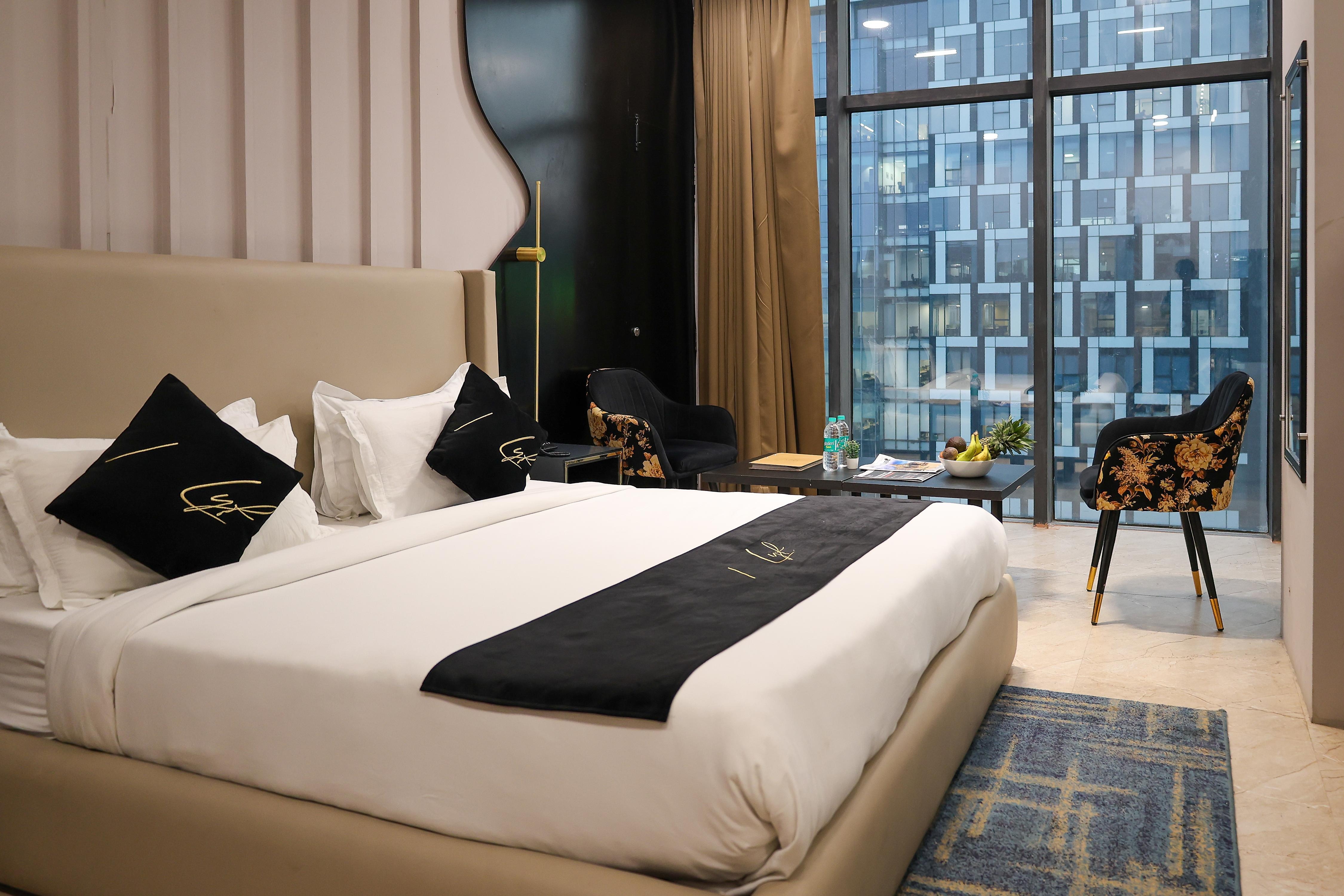 Aquila Grand Suites 𝗕𝗢𝗢𝗞 Noida Hotel