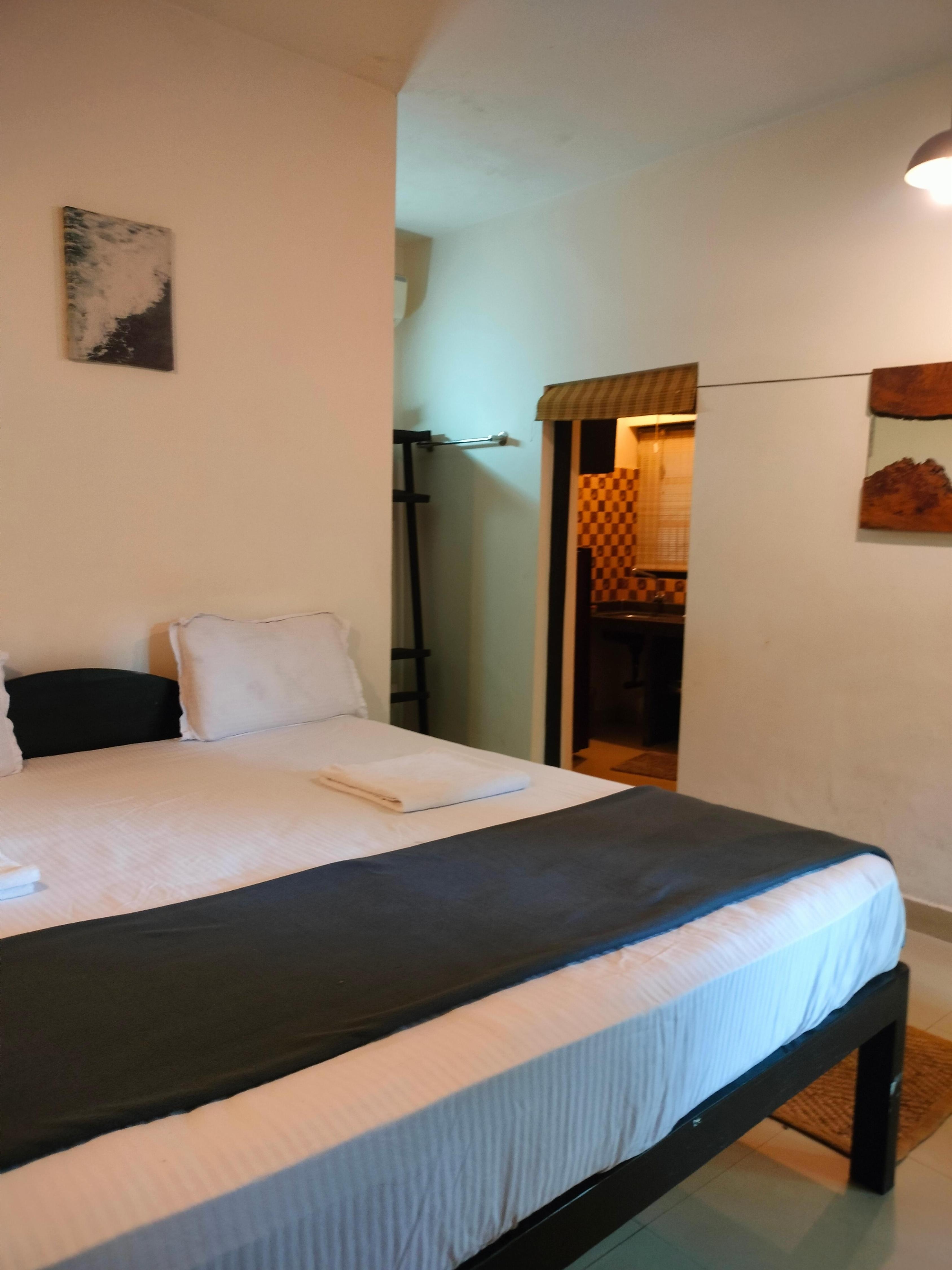 DoubleV Arambol Room with kitchen Wifi AC Balcony 𝗕𝗢𝗢𝗞 Goa Homestay