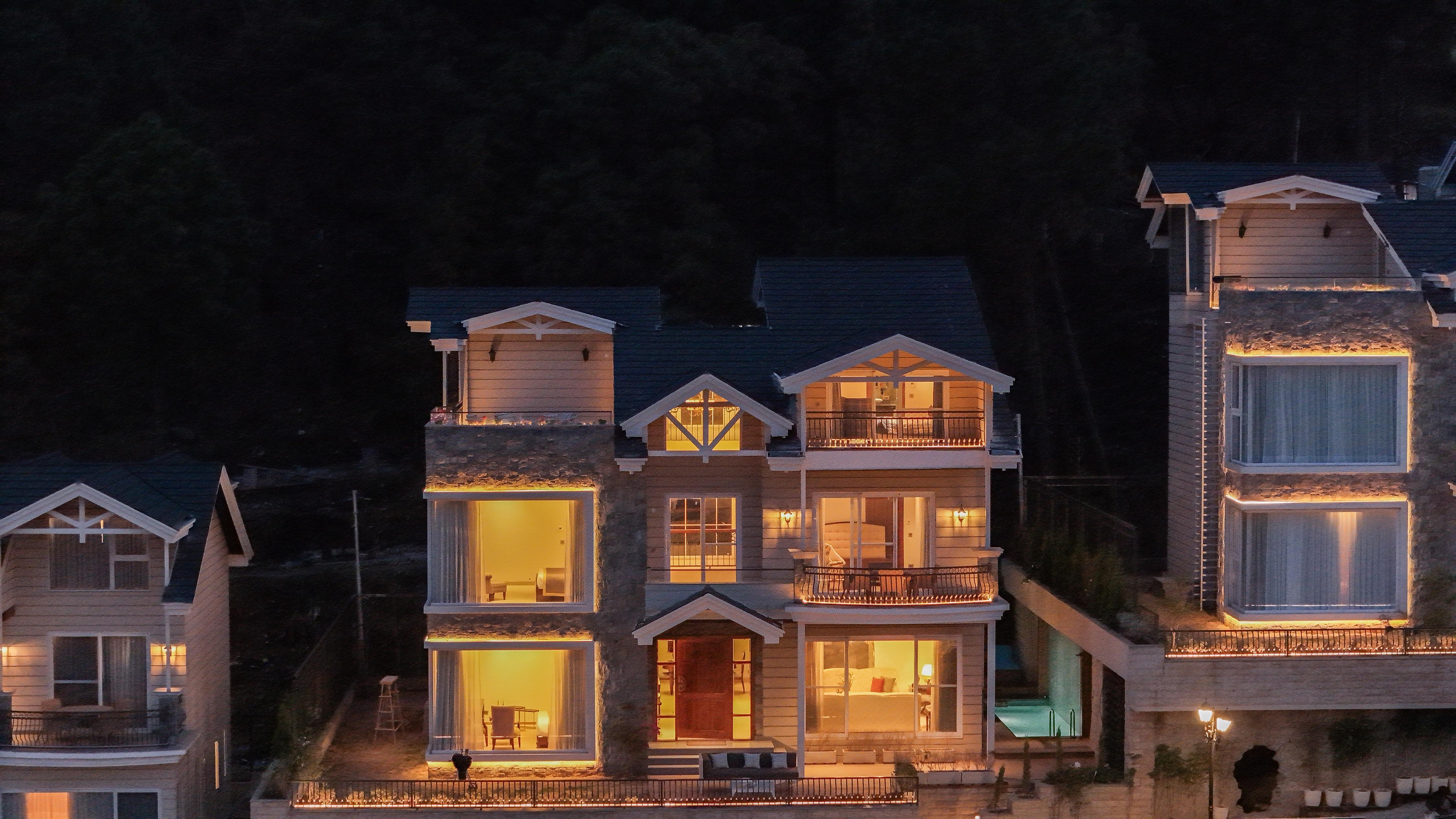 ELIVAAS prive The Royce Daisy | Ultra Luxe 4 BHK Villa With Pvt Pool ...