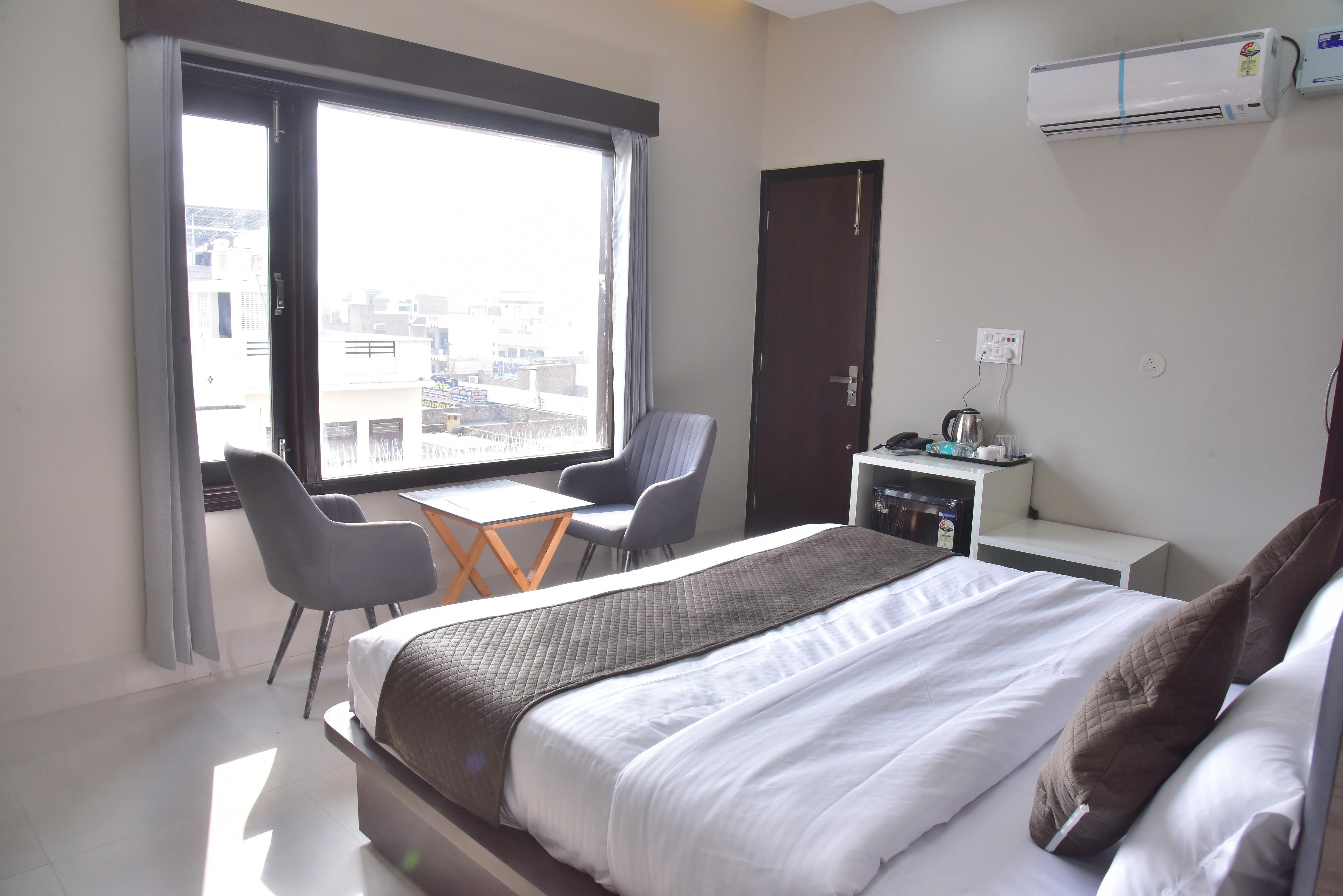Rooms of HOTEL NV STAY - Hotel in Sadulshahar