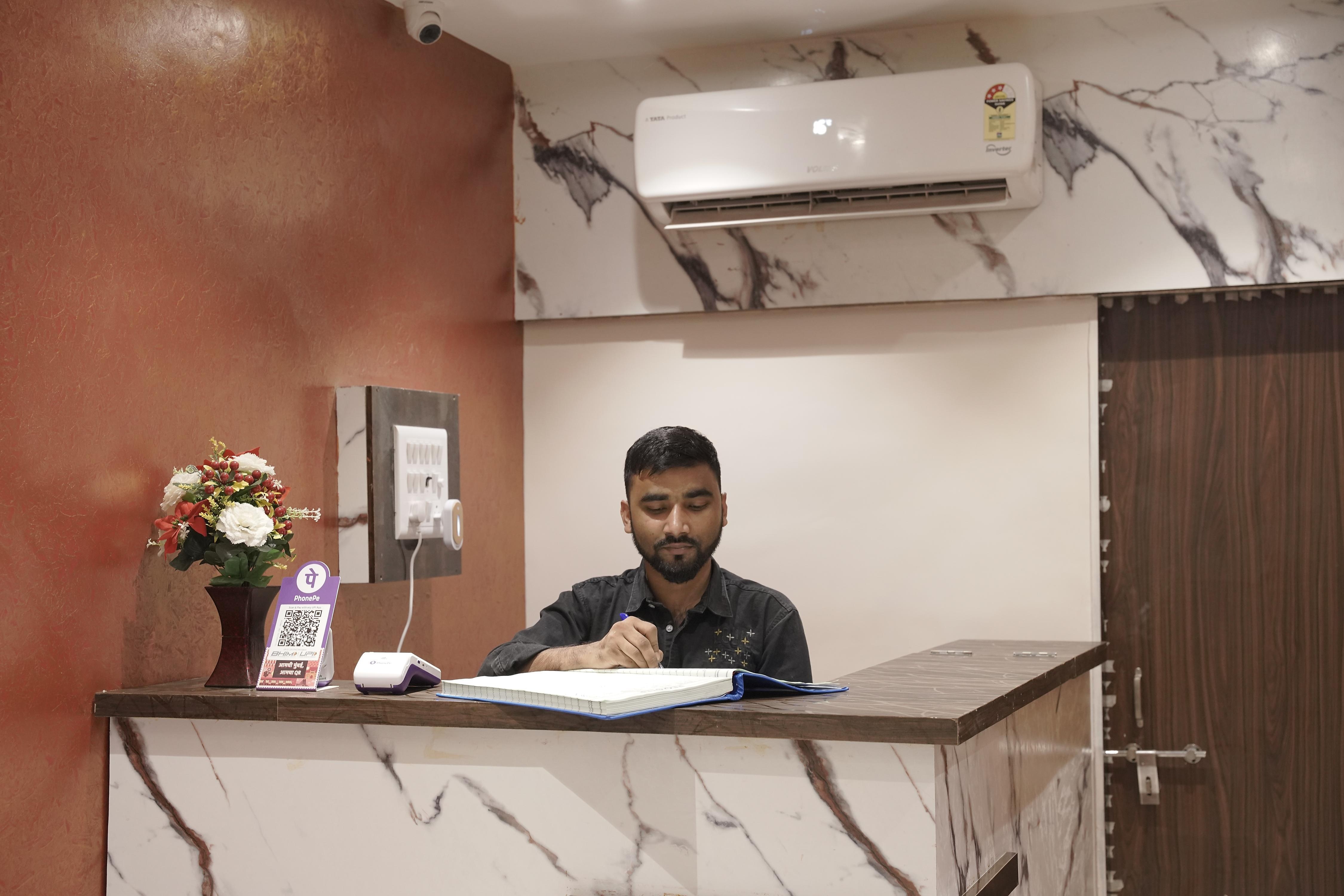 Hotel Rishi Palace 𝗕𝗢𝗢𝗞 Mumbai Hotel