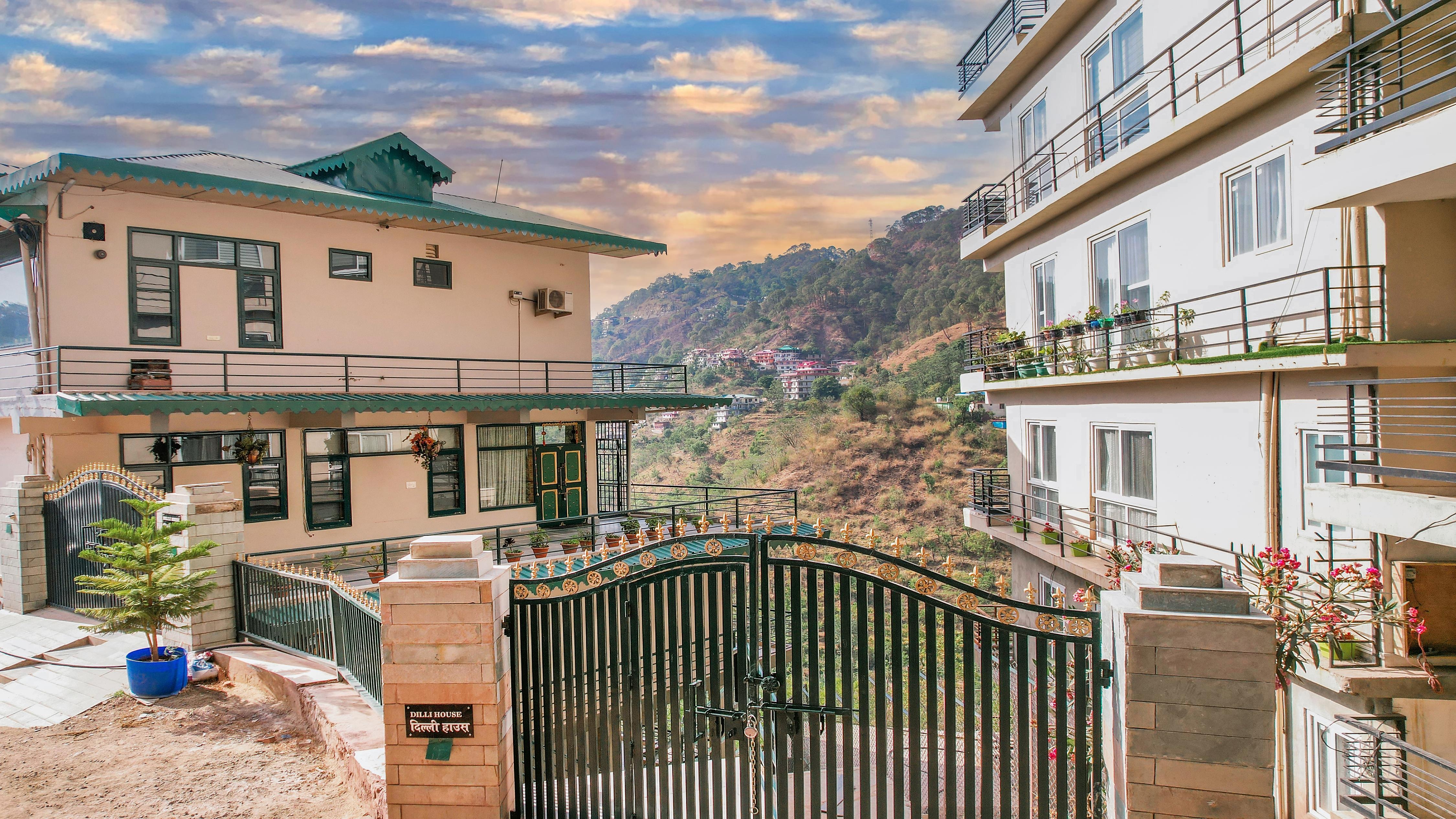 Alaya Stays Dilli Villa 3 BHK With Pvt Pool theatre & Gym Kasauli ...