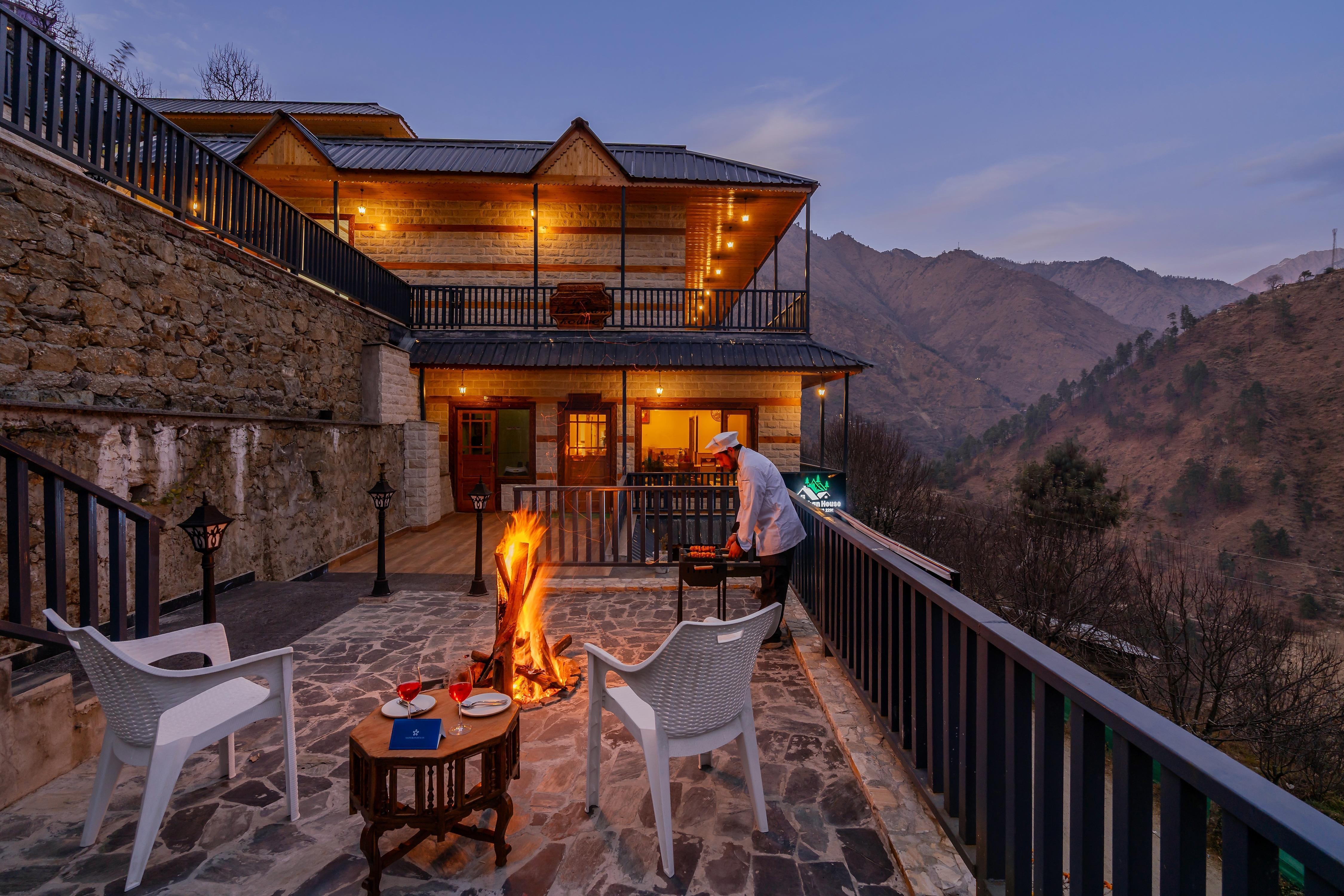 SaffronStays The Tirthan House Terrace View 𝗕𝗢𝗢𝗞 Gushaini Villa