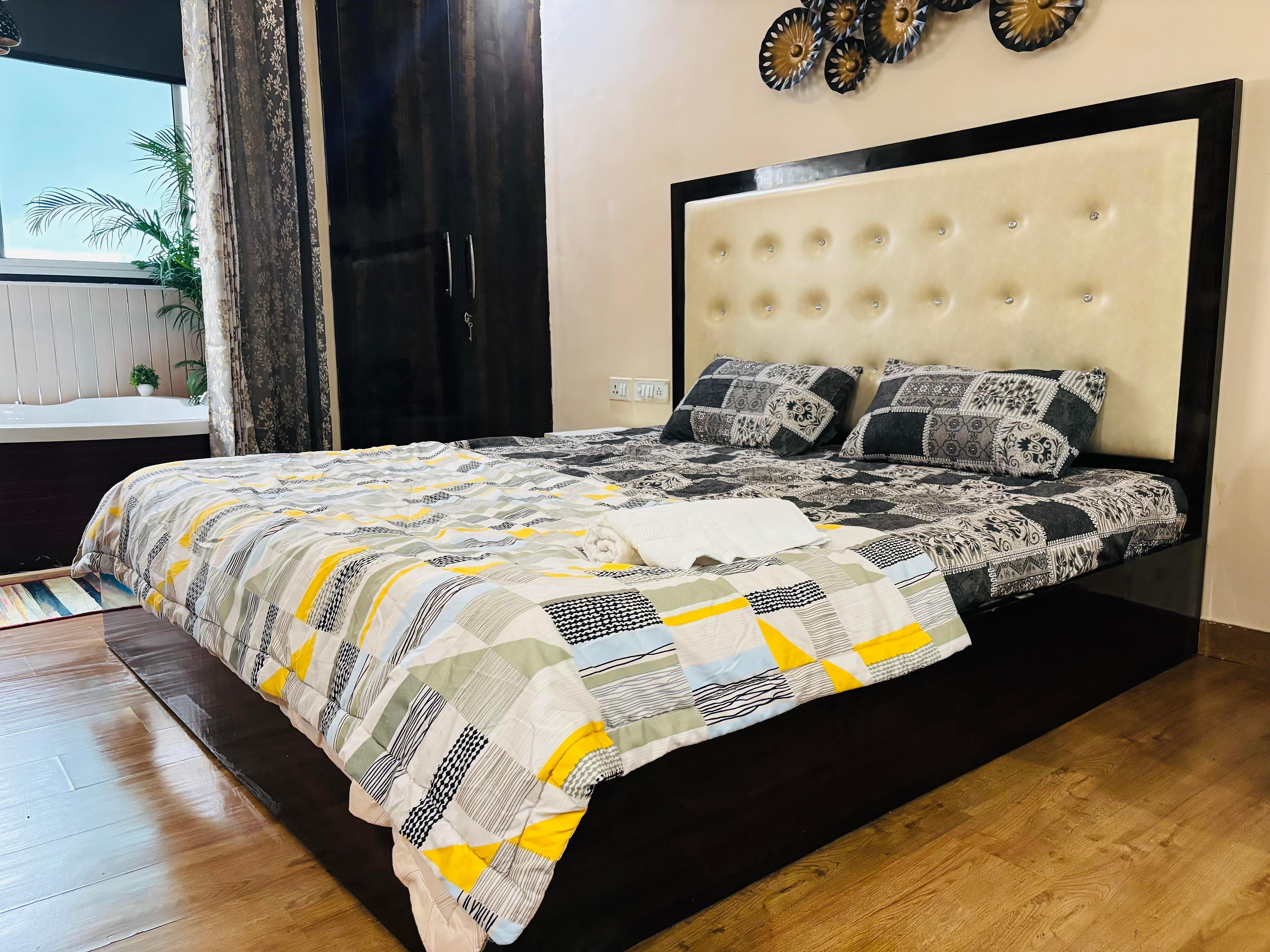 The Jacuzzi Hideaway 𝗕𝗢𝗢𝗞 Noida Apartment