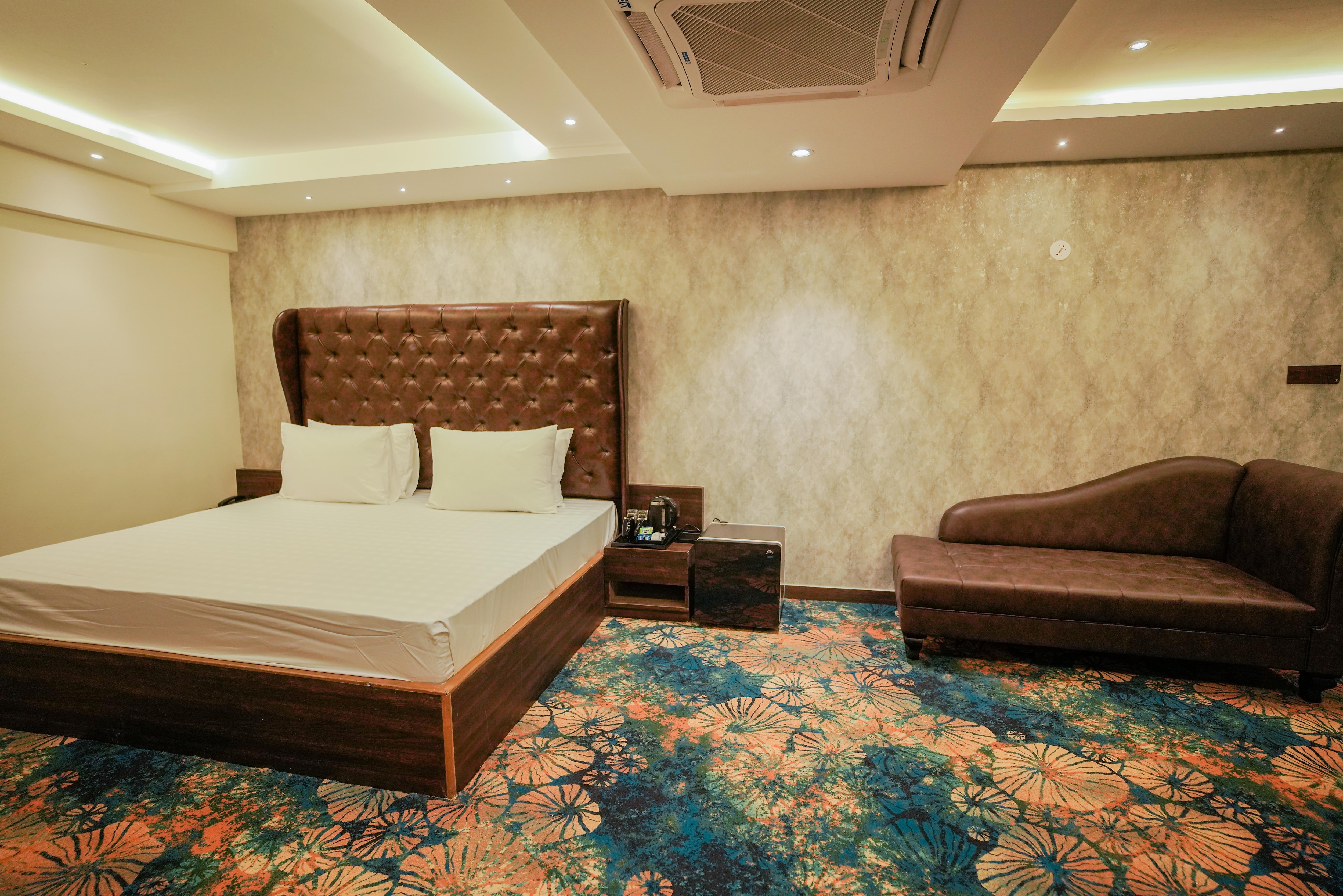 Royal Ritz 𝗕𝗢𝗢𝗞 Hubli Resort 𝘄𝗶𝘁𝗵 𝗙𝗥𝗘𝗘 𝗖𝗮𝗻𝗰𝗲𝗹𝗹𝗮𝘁𝗶𝗼𝗻