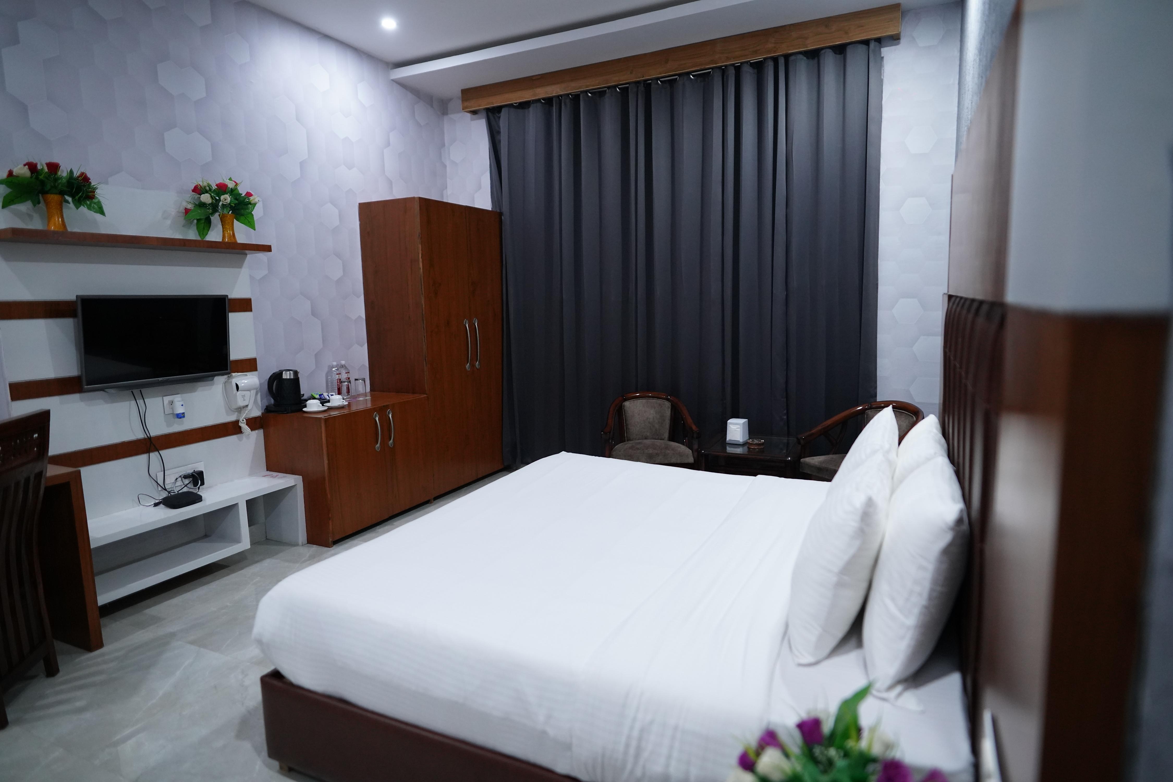 The Golden Hut Derabassi 𝗕𝗢𝗢𝗞 Dera bassi Hotel 𝘄𝗶𝘁𝗵 ₹𝟬 𝗣𝗔𝗬𝗠𝗘𝗡𝗧