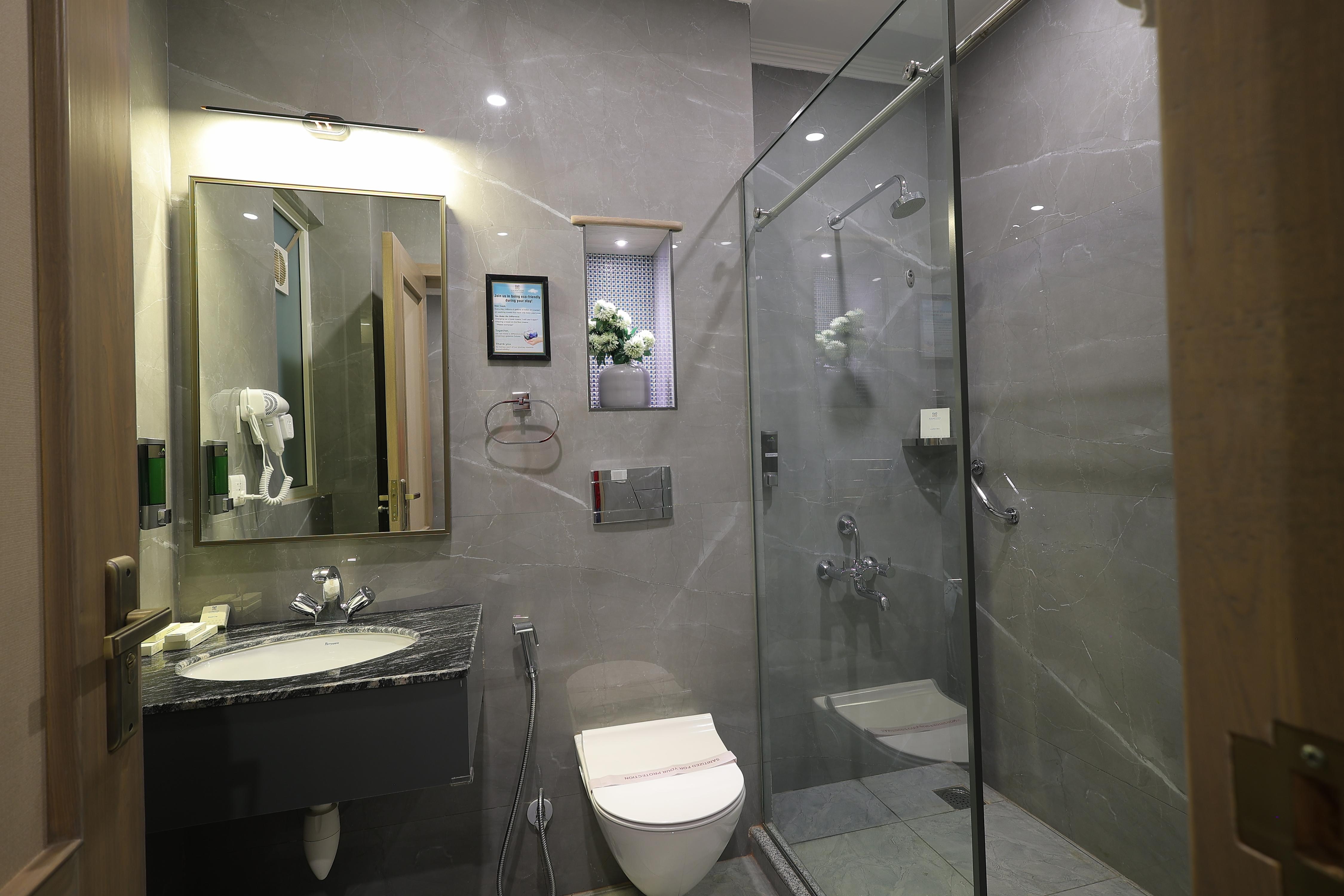 Hampton By ICs 𝗕𝗢𝗢𝗞 Noida Hotel