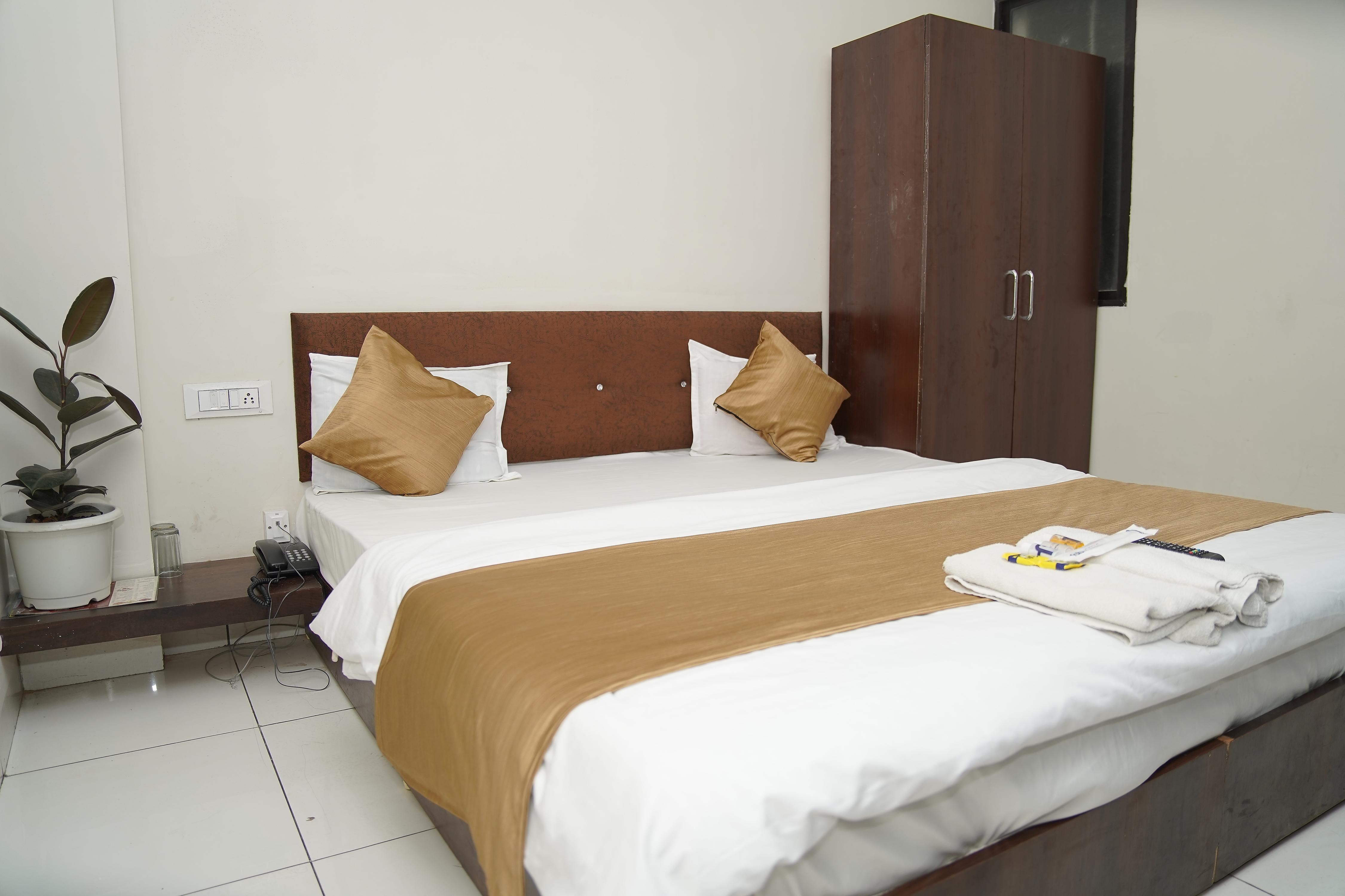Hotel Dev Shree Palace 𝗕𝗢𝗢𝗞 Ujjain Hotel