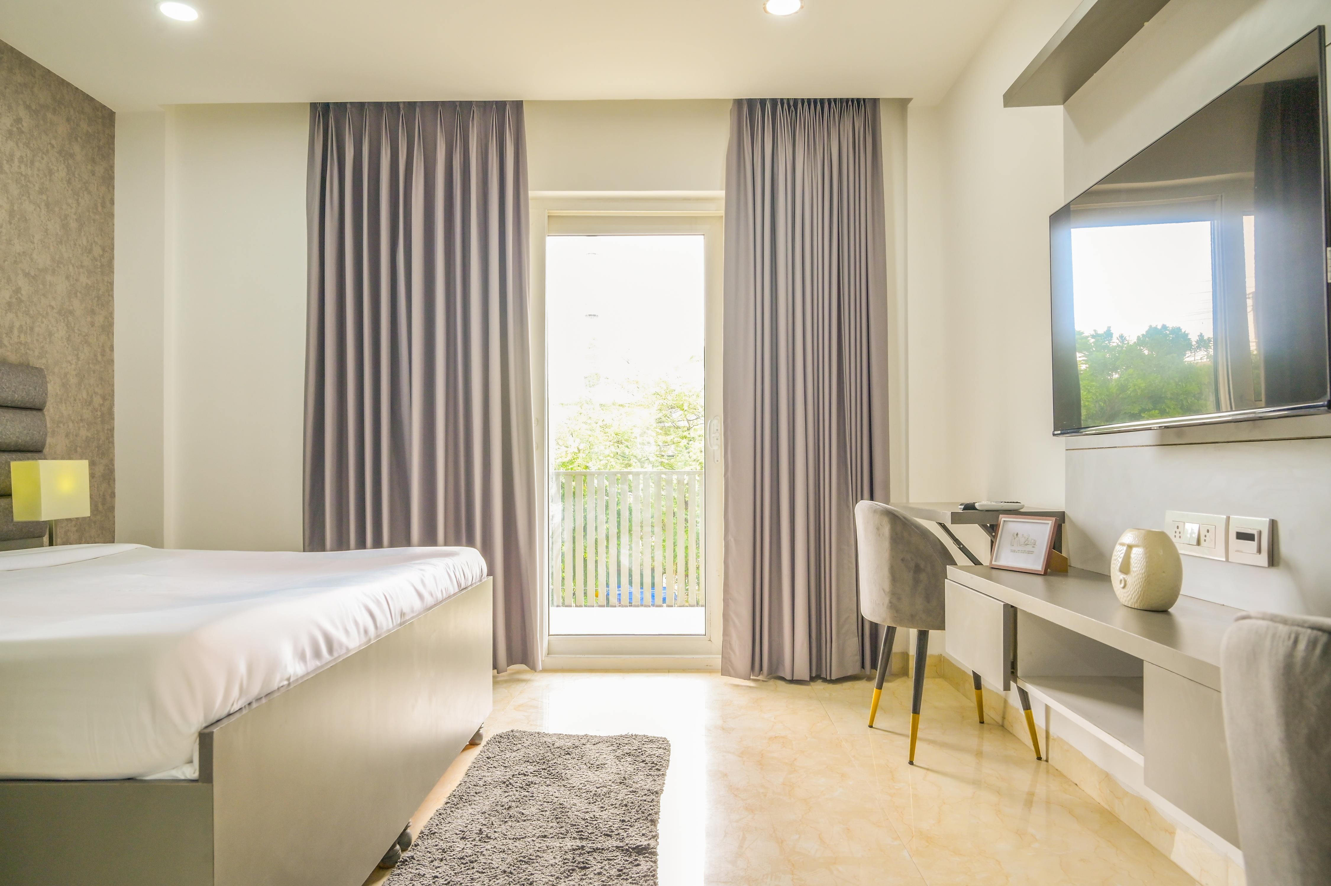 Housr Sector 28 Gurgaon Near IFFCO Chowk Metro Station 𝗕𝗢𝗢𝗞 Gurgaon Hotel